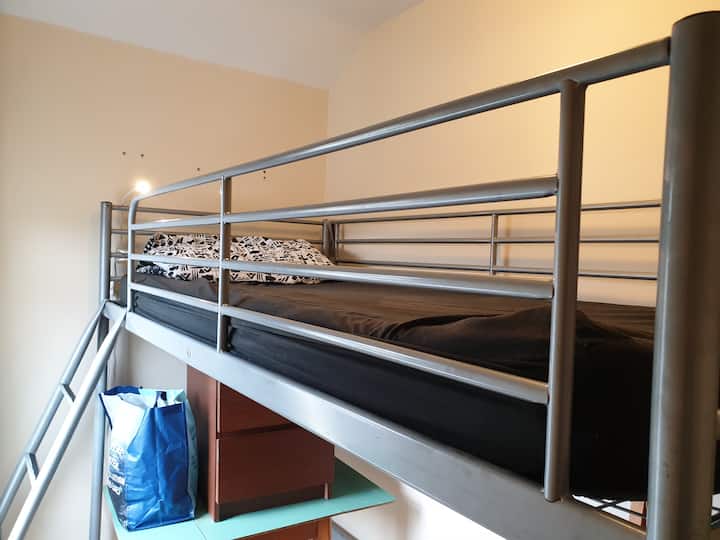 Bunk Bed In Small Room Near Cardiff City Centre - Cardiff
