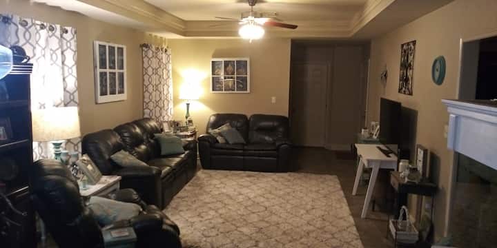 Share Cute Townhome Near New Orleans & Br W Female - Hammond, LA