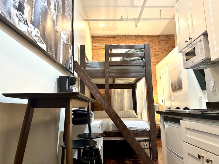A+ Location Studio Apartment (Loft Beds Pod) - New York City