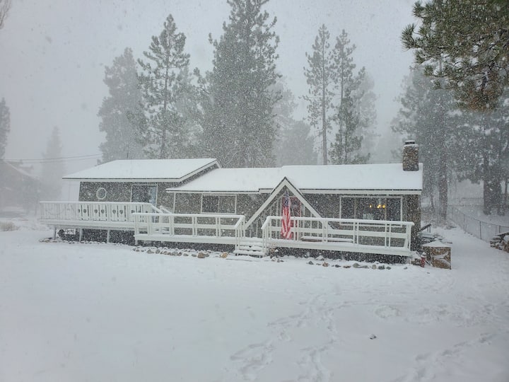 Arcade • Hot Tub • Gazebo • Near Lake & Village - Big Bear Lake, CA