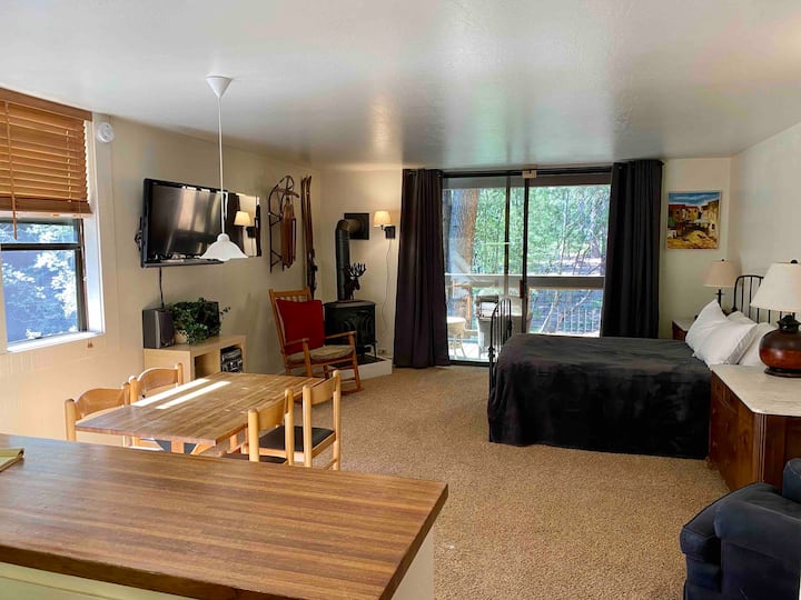 Quiet Studio Near Village, Full Kitchen, Sleeps 4 - Sandy Beach Tahoe Vista