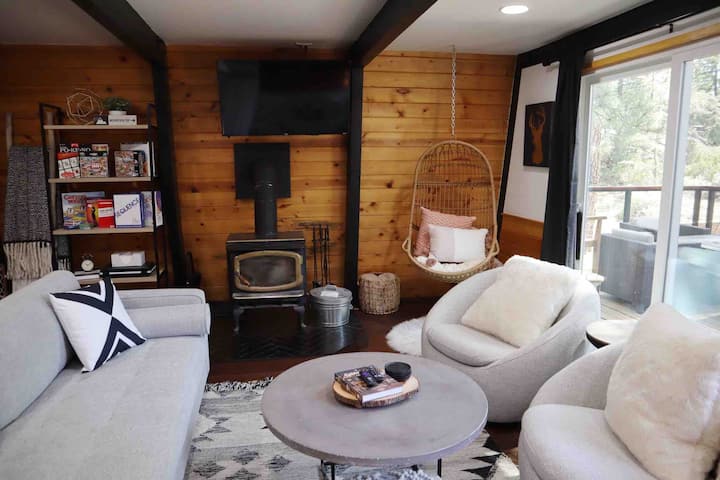 Big Bear Bungalow! Walk To The Lake & Village! - Big Bear Lake, CA
