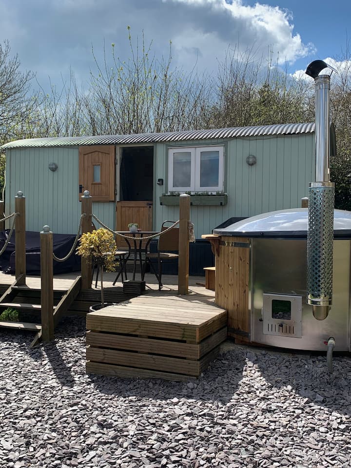 Large Shepherds Hut In New Forest  With Hot Tub - Brockenhurst