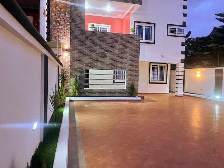 Exquisite 4 Bedroom Home Away From Home +Swim Pool - Ghana
