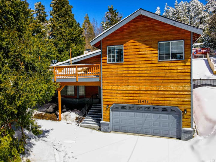 Modern Cozy Cabin- W Hot Tub, Kid & Pet Friendly - Running Springs, CA