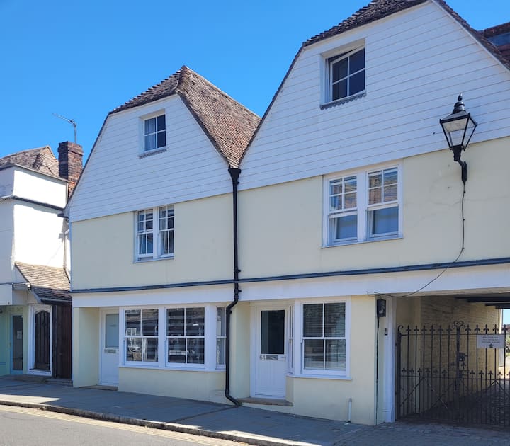 Spacious 4 Bedroom House In Town Center Location - Sittingbourne