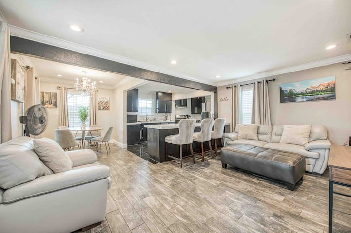 Modern Clean And Conveniently Located Home. - Fresno, CA