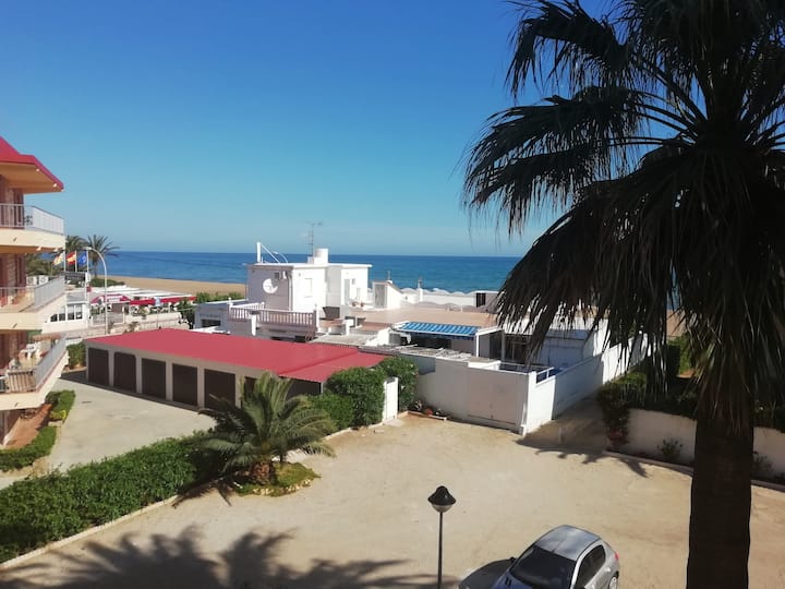 Apartamento Primera Linea De Playa, 3 Dormitorios. - Dénia