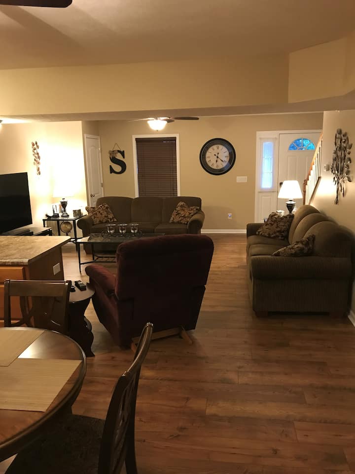 2 Bedroom Condominium - Clean And Quiet - Bloomington