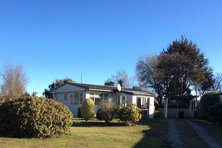 Classic Kiwi Batch In The Heart Of Te Anau - Te Anau