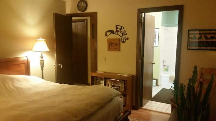 Raven Rm: Cozy Qn Bedroom Nestled Under Mountains - Anchorage, AK