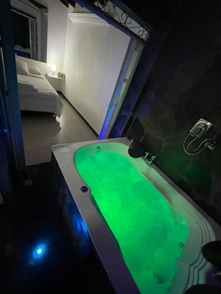 Cool Apt With Jacuzzi In Laureles 3 Rooms 90mtc. - Medellín