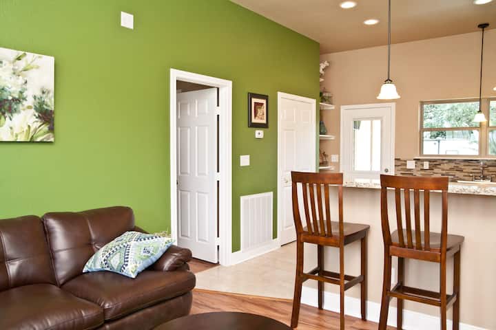"The Garden"/a Little Bit Country, Close To Town, New, Fresh And Clean. - Kyle, TX