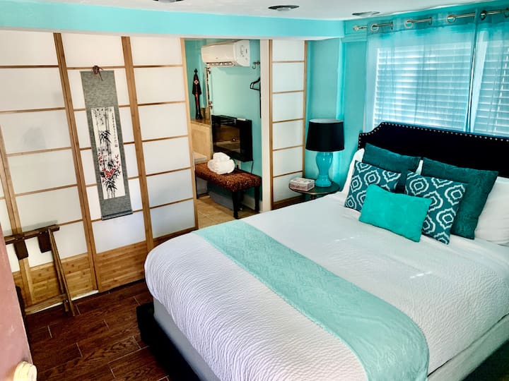 Spa Suite With A Queen Bedroom At The Peace & Plenty Inn - St. Augustine, FL