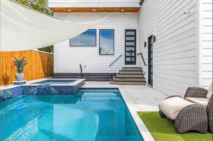 Luxury Designer Home W/ Rooftop Deck & Pool! - Houston, TX