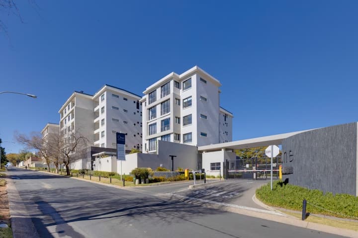 Entire 2 Bedroom Unit In Hyde Park - Johannesburg