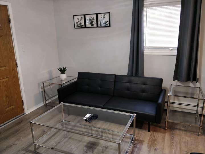 Bright 1-bedroom Apartment In A Hi-ranch Home - Long Island