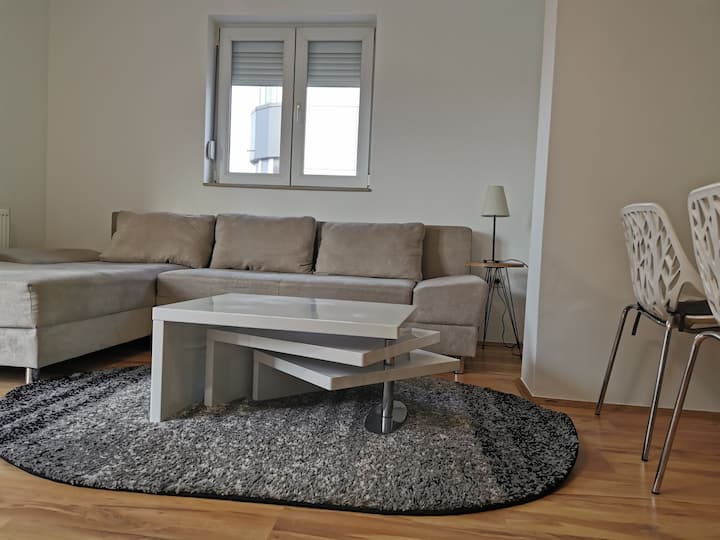 Lola5 - Belgrade Nikola Tesla Airport (BEG)