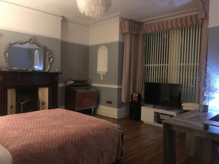 Large Comfortable Room With Designated Work Space - Isle of Wight