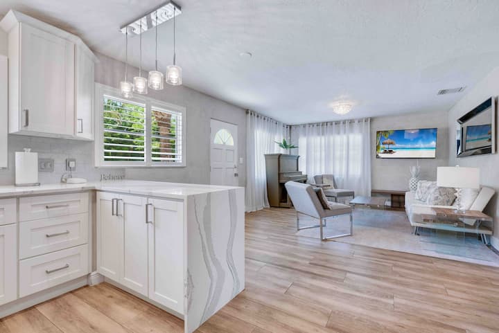 Elegant Home Central To Town, Parks & Beaches - Sarasota, FL