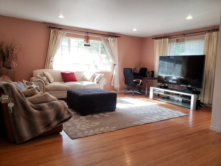 Spacious 6 Bedrooms, 5 Queen And One King Bed - Sacramento, CA