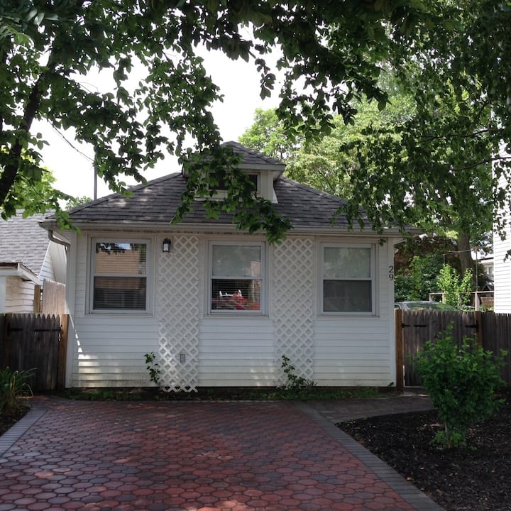 Cozy City Island Cottage - Nouvelle-Rochelle, NY