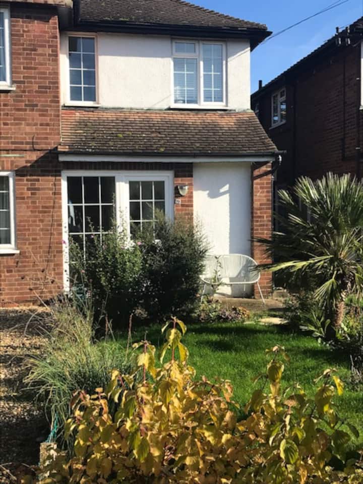 Cosy 2 Bed Family Home - Thames Ditton