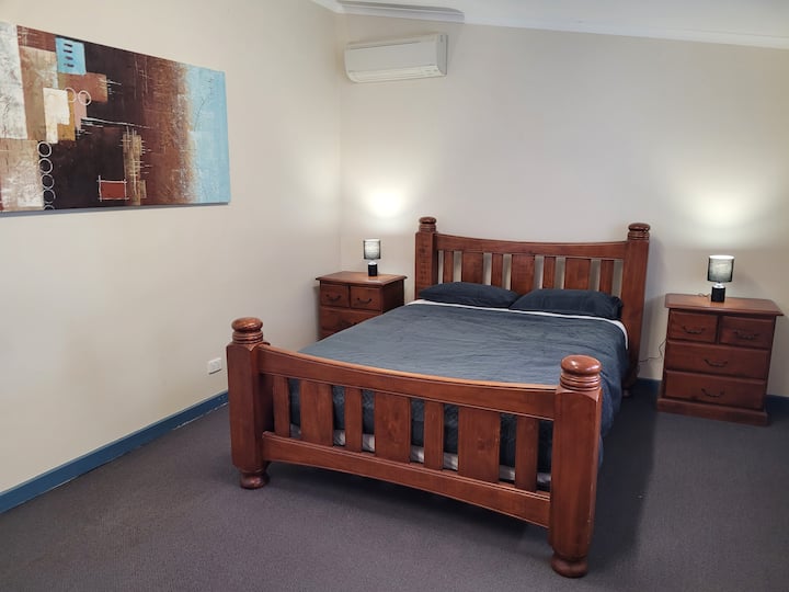 Ryan's On David (6 Bedrooms) 3 Living - Horsham