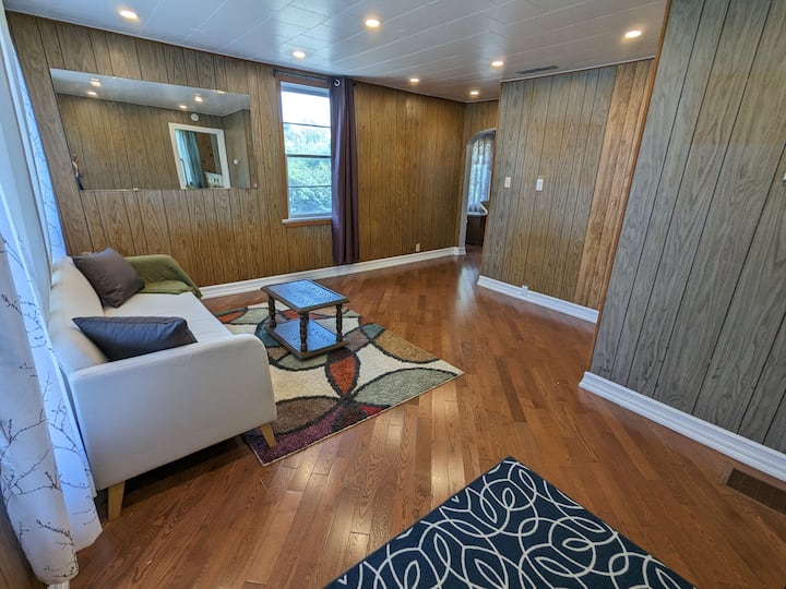 Pine Plaza House - Uxbridge, ON, Canada