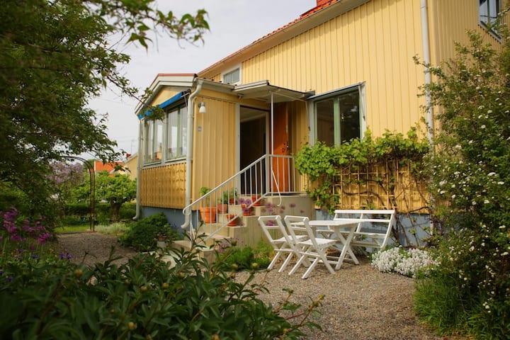 Hus Med Prunkande Trädgård Ett Stenkast Från Söder - Stockholm