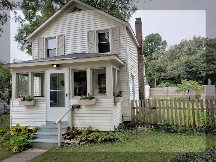 Charming Family Home In Ypsilanti - Eastern Michigan University, Ypsilanti