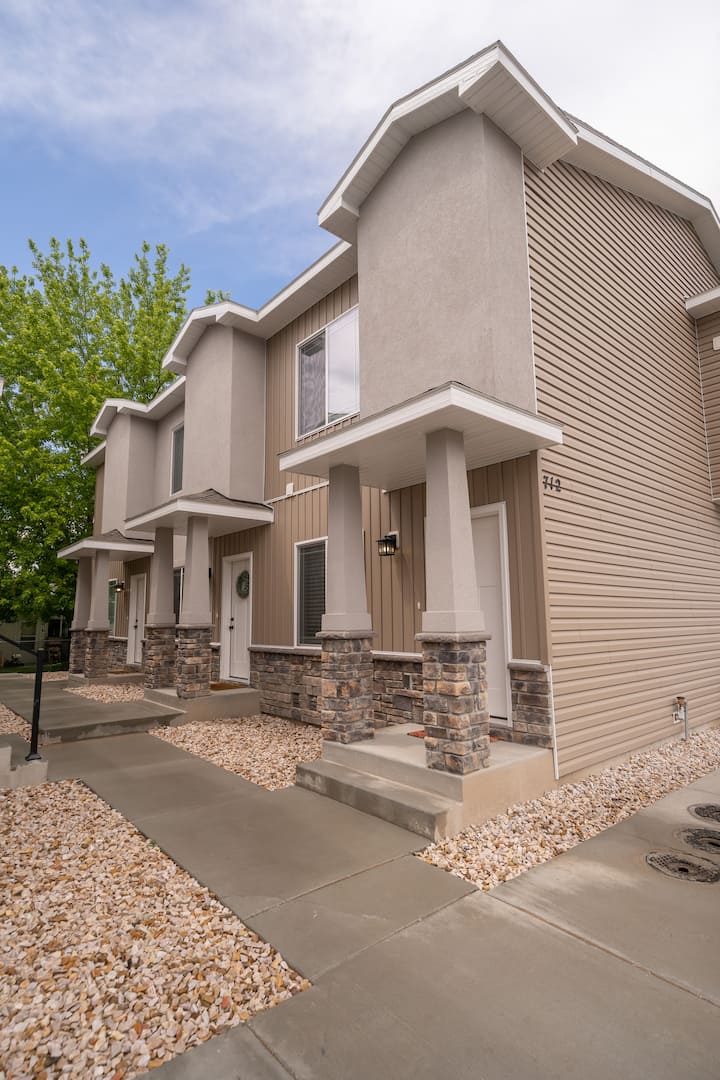 Cozy Townhome Near Downtown Idaho Falls - Idaho Falls, ID