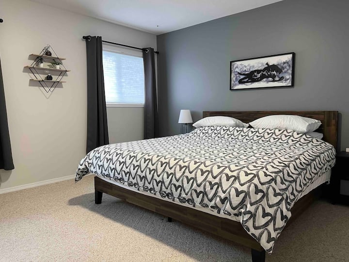 The Owlhead Place - King Beds! Sled From Home! - Sicamous
