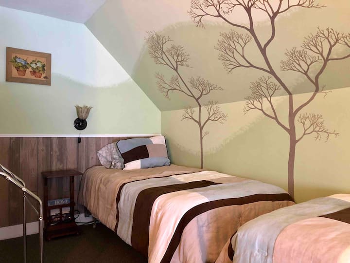 Howards End - Room 3-1 (Two Twin Beds Shared Bath) - Provincetown, MA