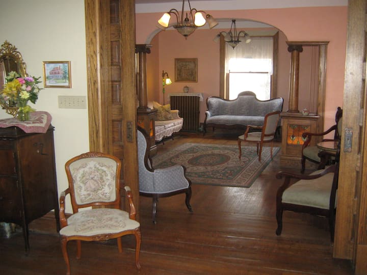 The Victorian Suite @ Wakamow Heights B&b - Moose Jaw