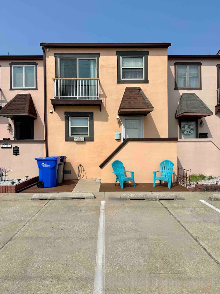 Spacious Wildwood Beach Retreat • Walk To Beach - Wildwood, NJ
