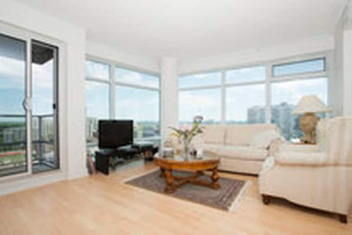 Modern Condo , Step To Subway - Toronto