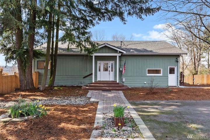 Relaxing Retreat 15 Min To Downtown Seattle - SeaTac, WA