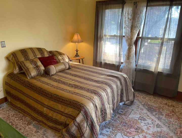 Private Bedroom In Center Of Old Coralville - Iowa City, IA