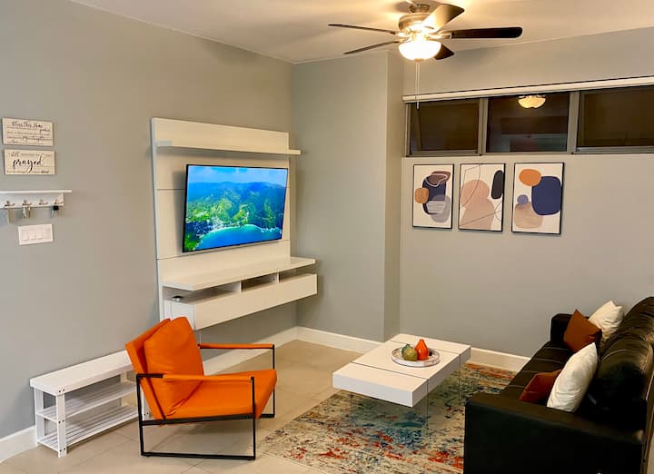 Modern Condo/gated/ Pool/ Gym/wifi/ac/ Hot Water - Kingston