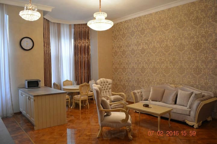 Classical Apartment In Heart Of Baku - Baku