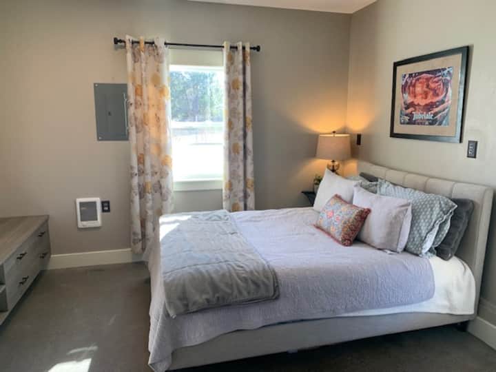 Country In The City! Walk Or Bike To The Old Mill! - Bend, OR