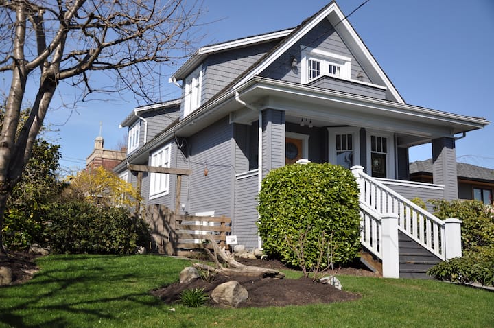 Beautifully Updated Home - Grouse Mountain
