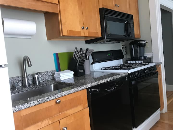 #3b, Walk To Harvard & Mit-amazing Location! - Cambridge, MA