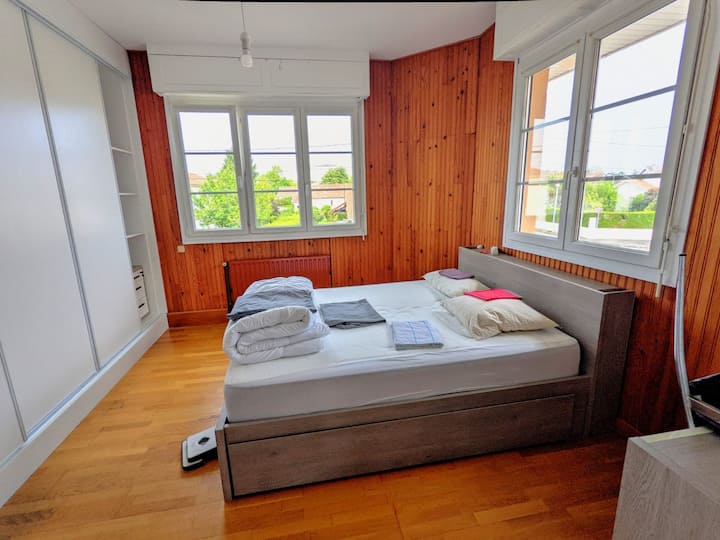 Chambre Dans Une Maison Airbnb | 7 Min Du Centre - Pau