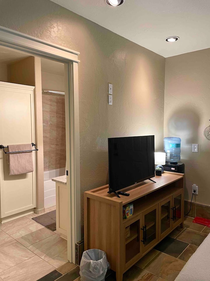 Cozy Guest Suite 2min Drive To Downtown Gp! - Grants Pass, OR