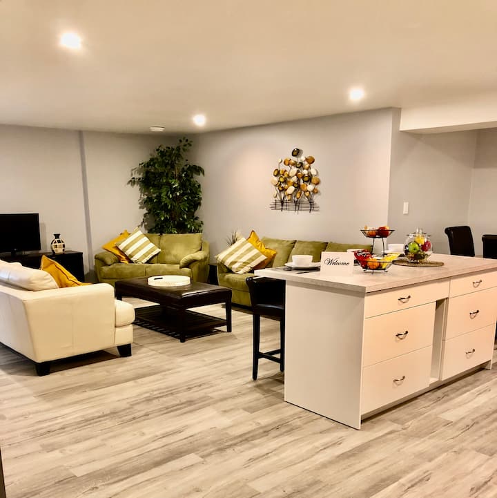 Spacious & Cozy! Full Of Comfort & A Speedy Wifi - Edmonton, Canada