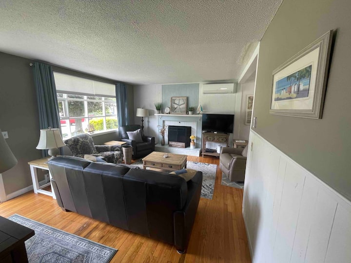 3 Bedroom Narragansett Getaway! - Narragansett, RI