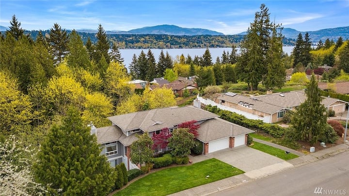 Spacious & Clean Golf Community Home Tam O Shanter - ベルビュー, WA