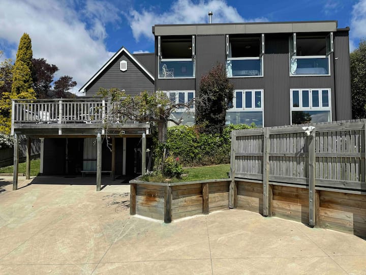 Large 5 Bedroom, 4 Bathroom Home In Central Akaroa - Akaroa